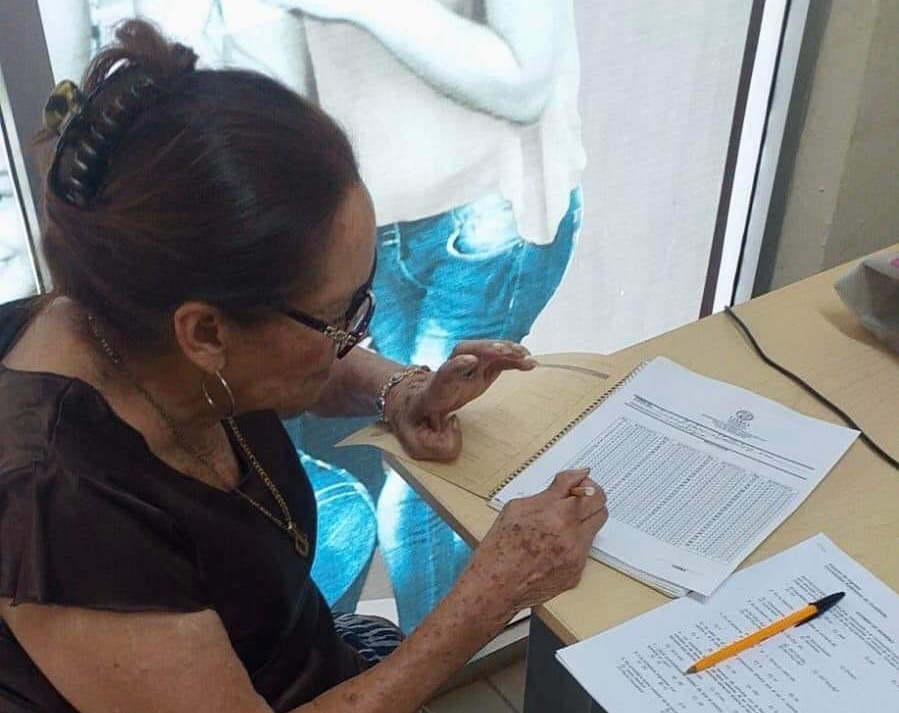 A sus 76 años doña Eva iniciará la carrera de Psicología en la UAdeO ...