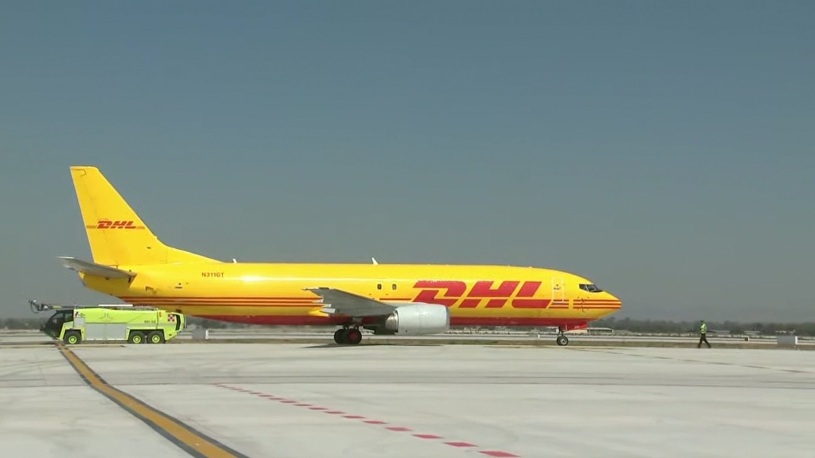 En presencia de AMLO, aterriza primer vuelo de carga en el AIFA, obra que califica como ‘un buen ...