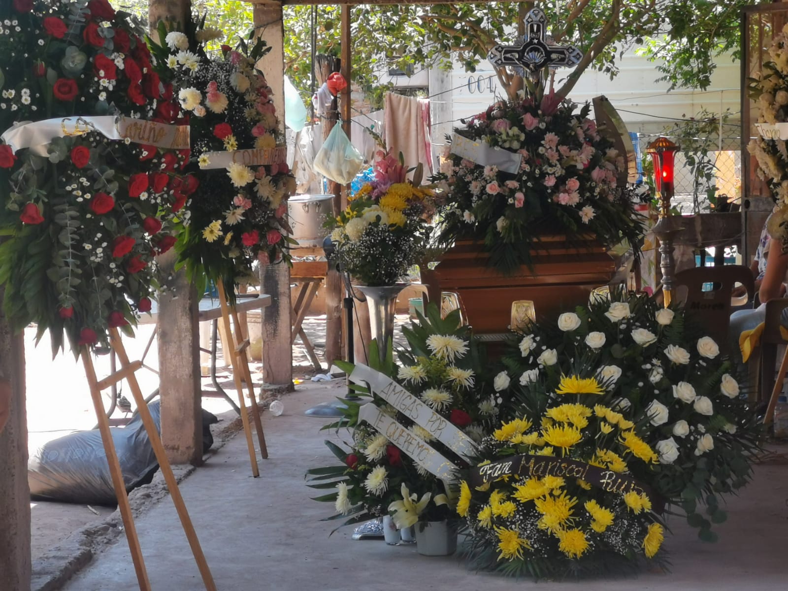 Familiares y amigos dan el último adiós a Nadia María | Los Noticieristas