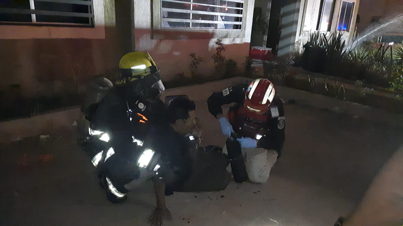 Hombre quema intencionalmente su vivienda y es rescatado por Bomberos ...