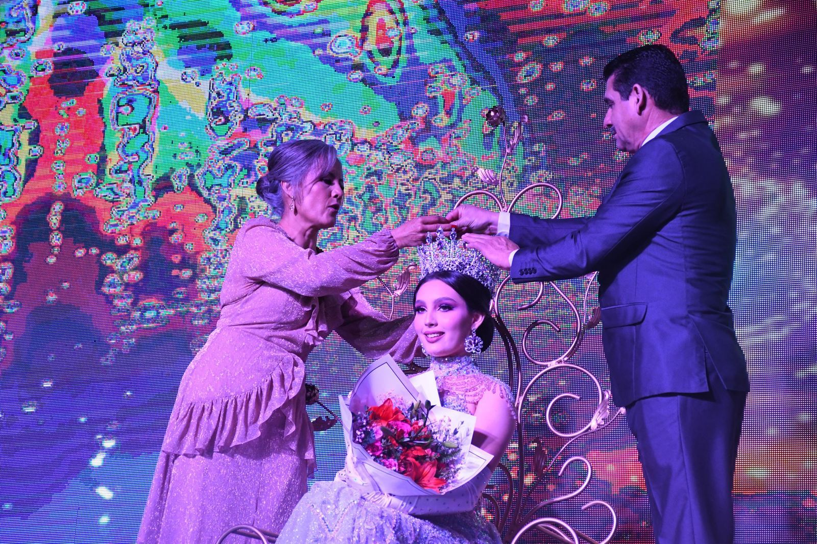 Janeth Parra recibe cetro y corona como Reina del Carnaval Guamúchil ...