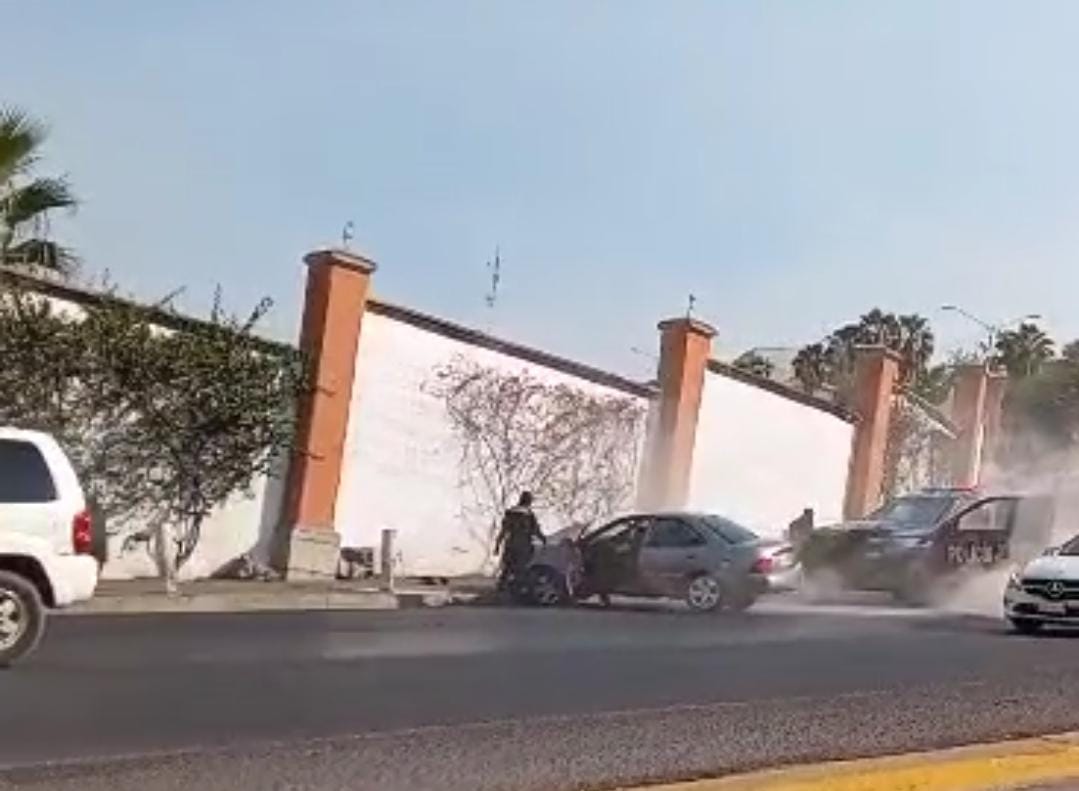 Mujer pierde el control de su automóvil y choca contra rieles de acero de protección en Culiacán ...