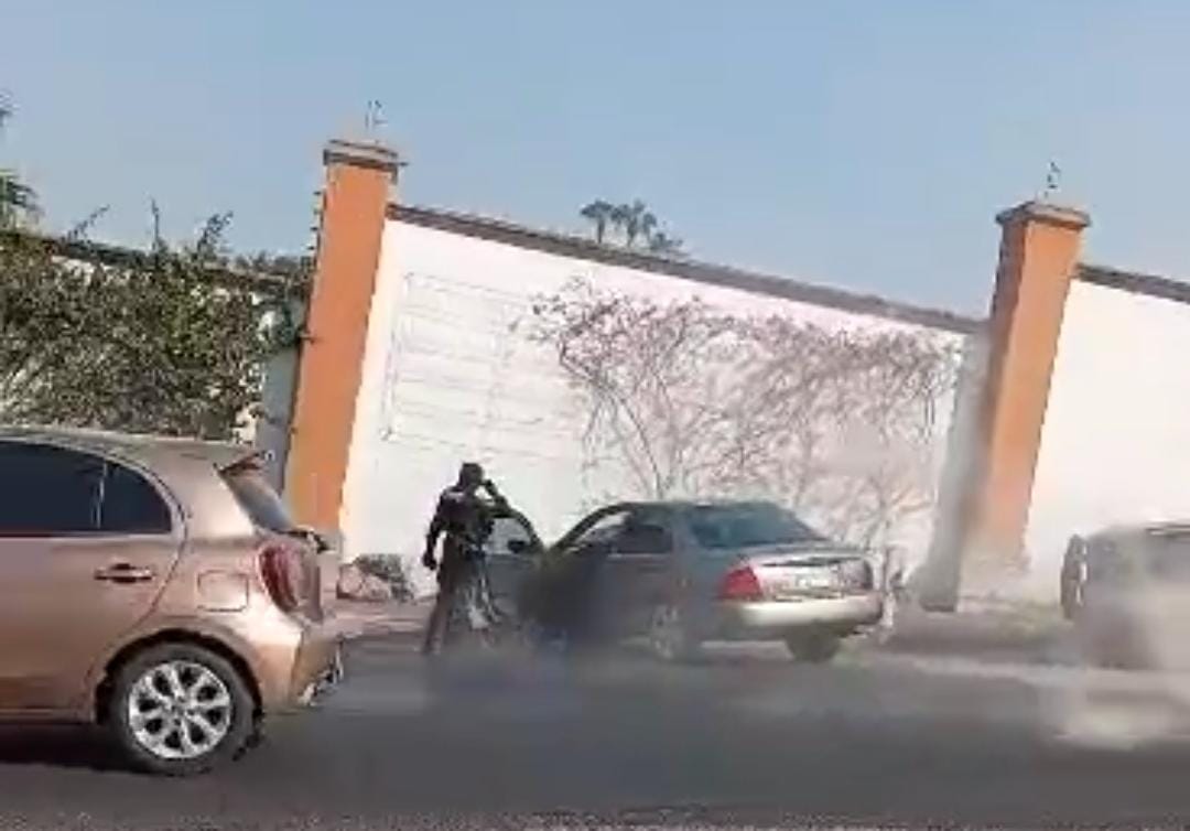 Mujer pierde el control de su automóvil y choca contra rieles de acero de protección en Culiacán ...