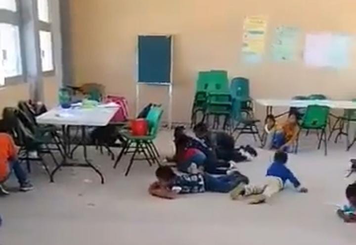Video: Niños de primaria se resguardan ‘pecho tierra’ al escuchar ...