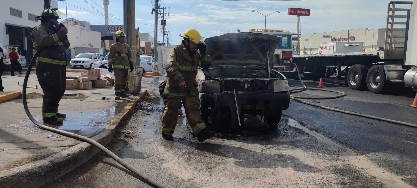Se incendia una camioneta en la México 15 en Mazatlán | Los Noticieristas