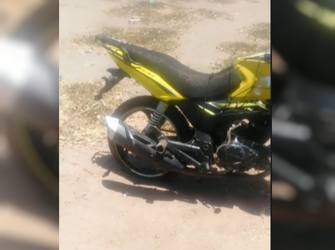 A estudiantes les truena la llanta de la moto y terminan derrapando ...