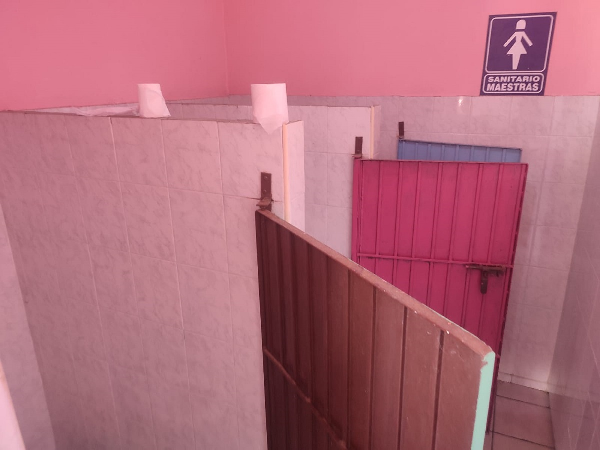 Se les sale el drenaje por los retretes en el kínder Ángela Lund en ...