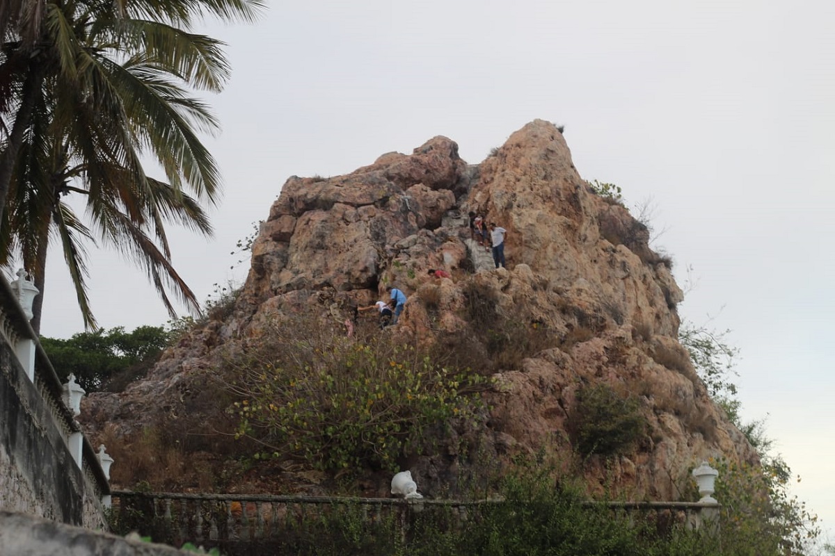 Don Ramón mantiene viva la tradición de llevar una ofrenda floral al ...