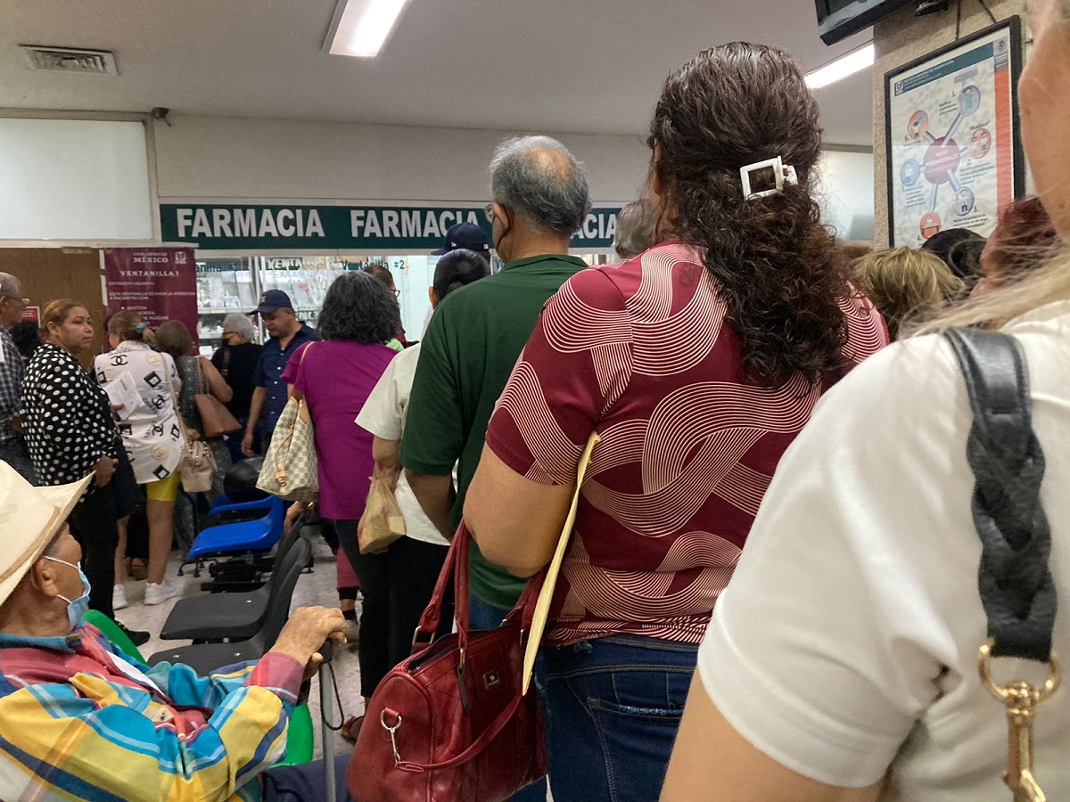 Sin importar las horas de fila, personal de farmacia del IMSS Guasave ...