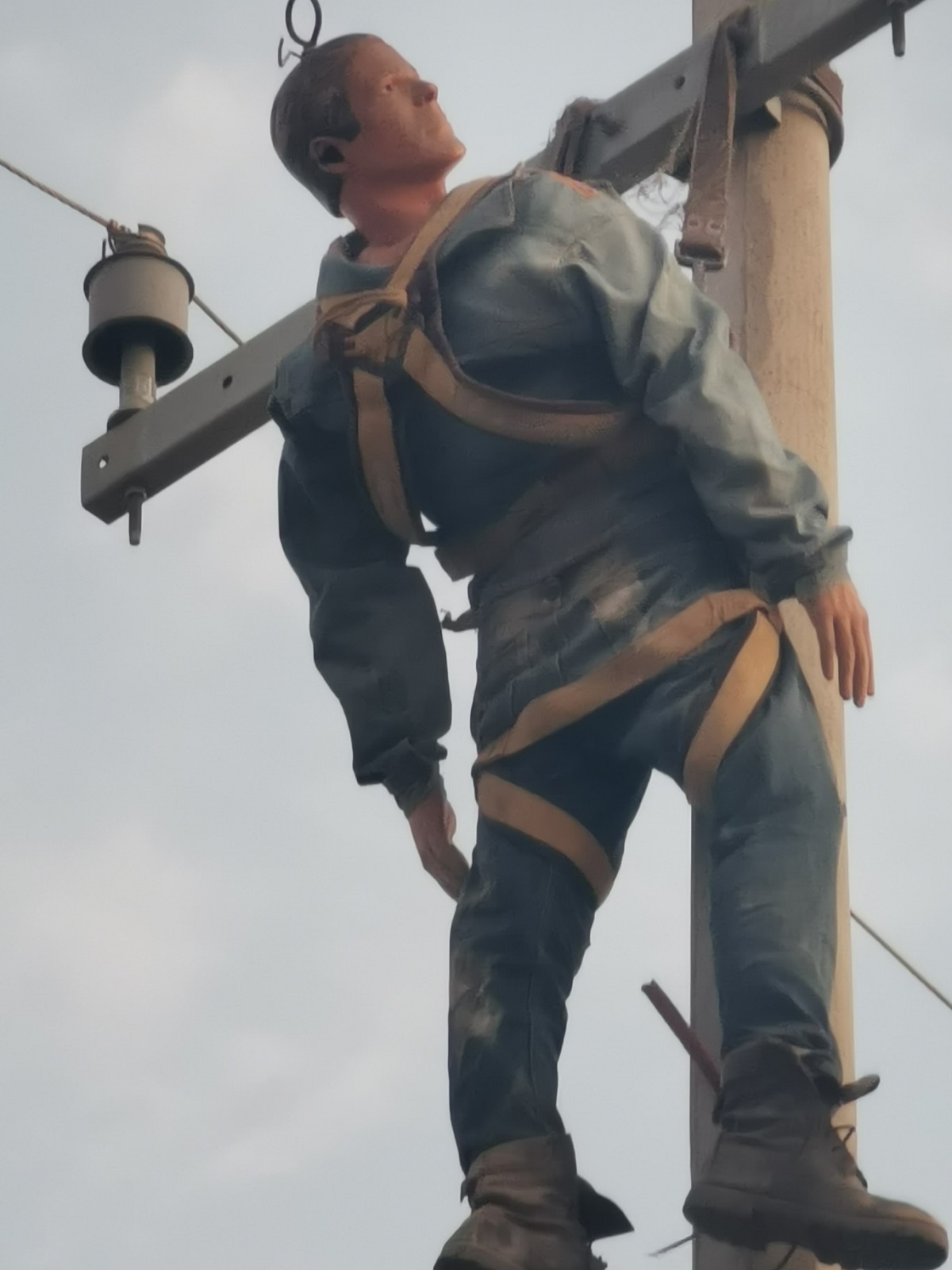 ¡Vaya broma! Reportan hombre colgado de un poste de la CFE en Mazatlán ...