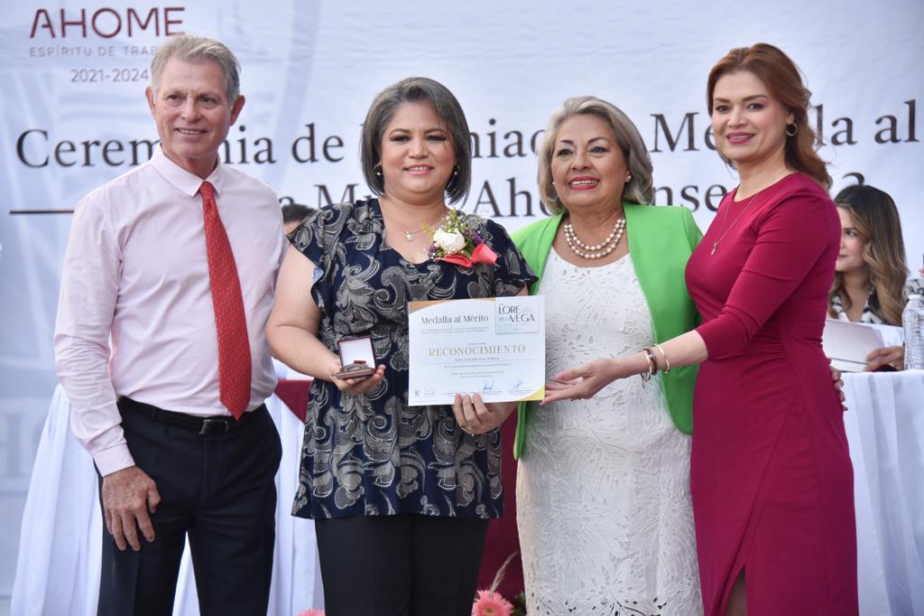 Distinguen a ocho mujeres de Ahome con la medalla Lore de la Vega | Los ...